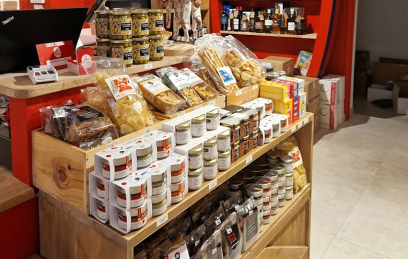 Choisir le meuble comptoir adapté à votre boutique : Guide