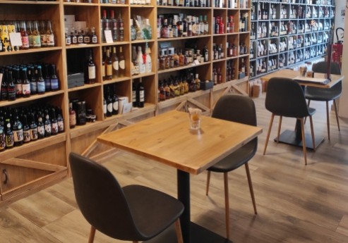 What is the distance between tables in a restaurant