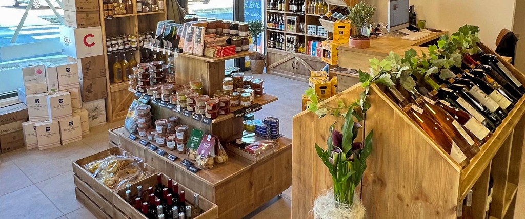 Layout: 3 ideas of solid wood displays for your business