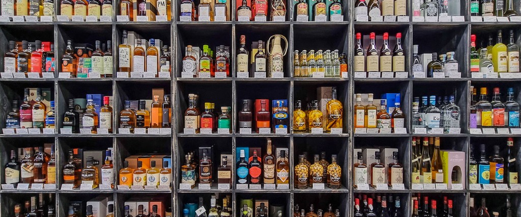 Wine merchants: how to use solid wood shelves with racks? | TRADIS